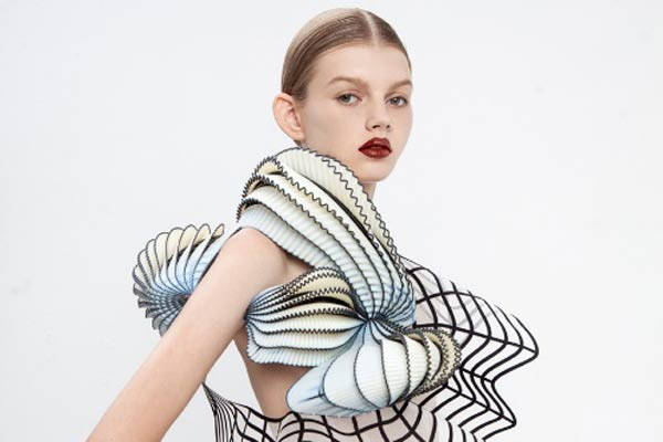 MET Fashion Features 3D Printed Dresses by Noa Raviv & Stratasys